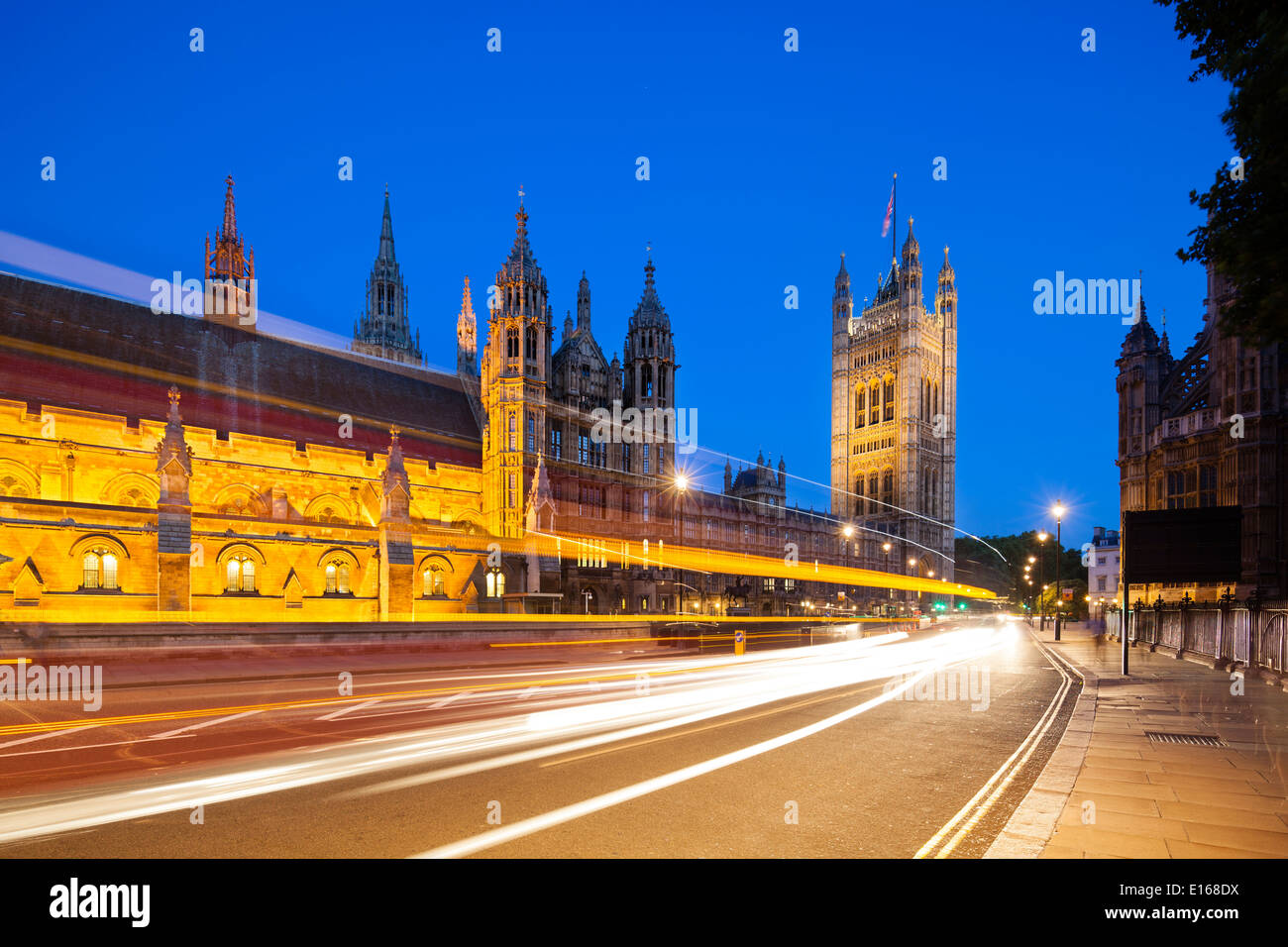London blue light night hi-res stock photography and images - Alamy