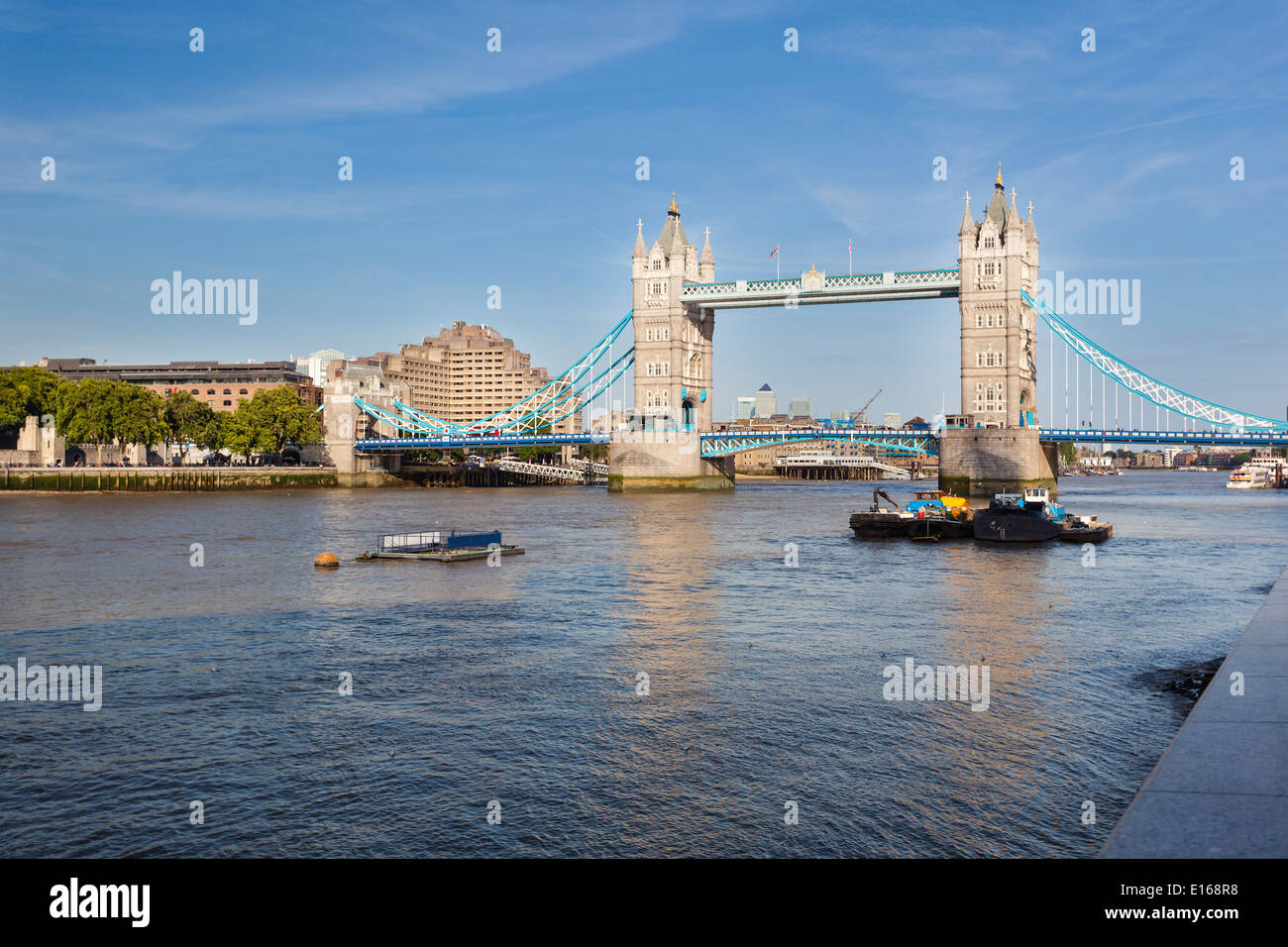 View tower bridge ships hi-res stock photography and images - Alamy