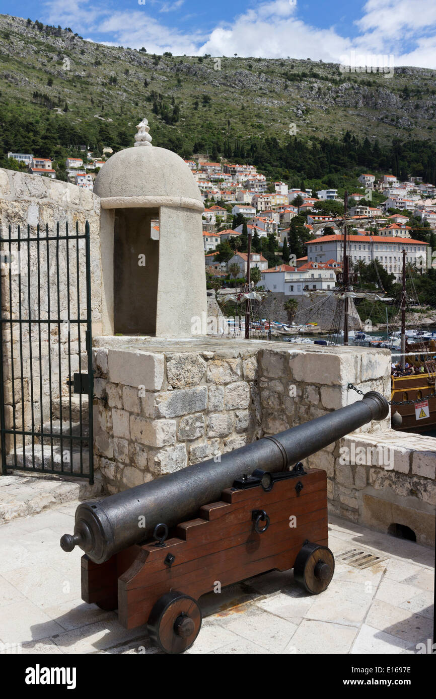 Turret walls hi-res stock photography and images - Alamy