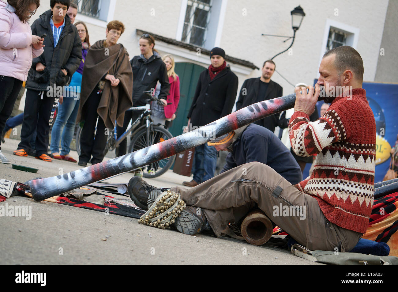Aboriginal man playing a didgeridoo hi-res stock photography and images ...