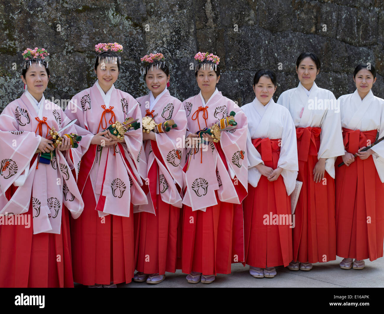 Shinto miko hi-res stock photography and images - Alamy