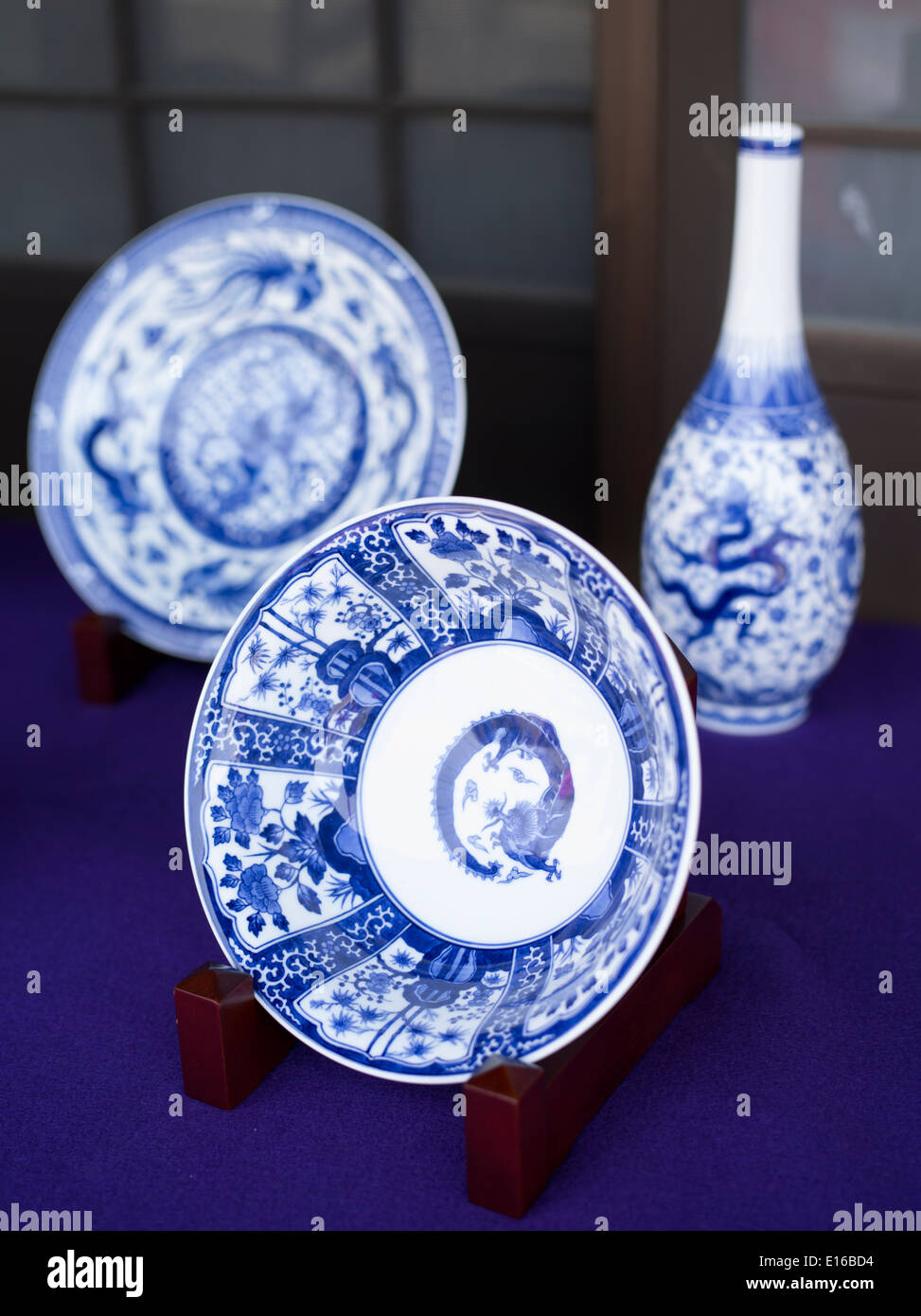 Japanese traditional pottery crafts hi-res stock photography and images ...