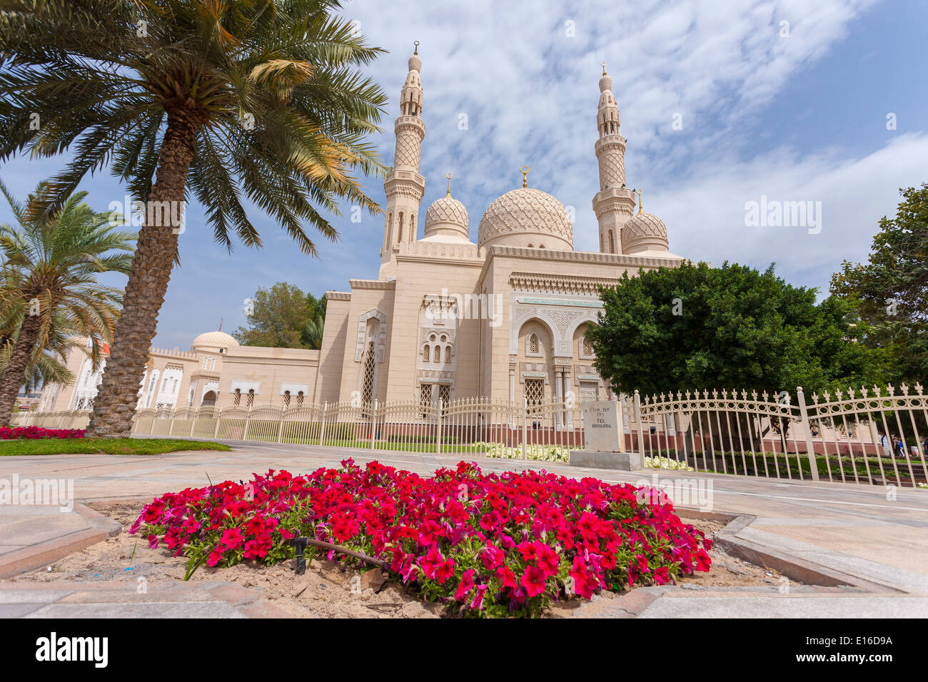 Jumeirah Mosque, a magnificent example of Modern Islamic architecture ...