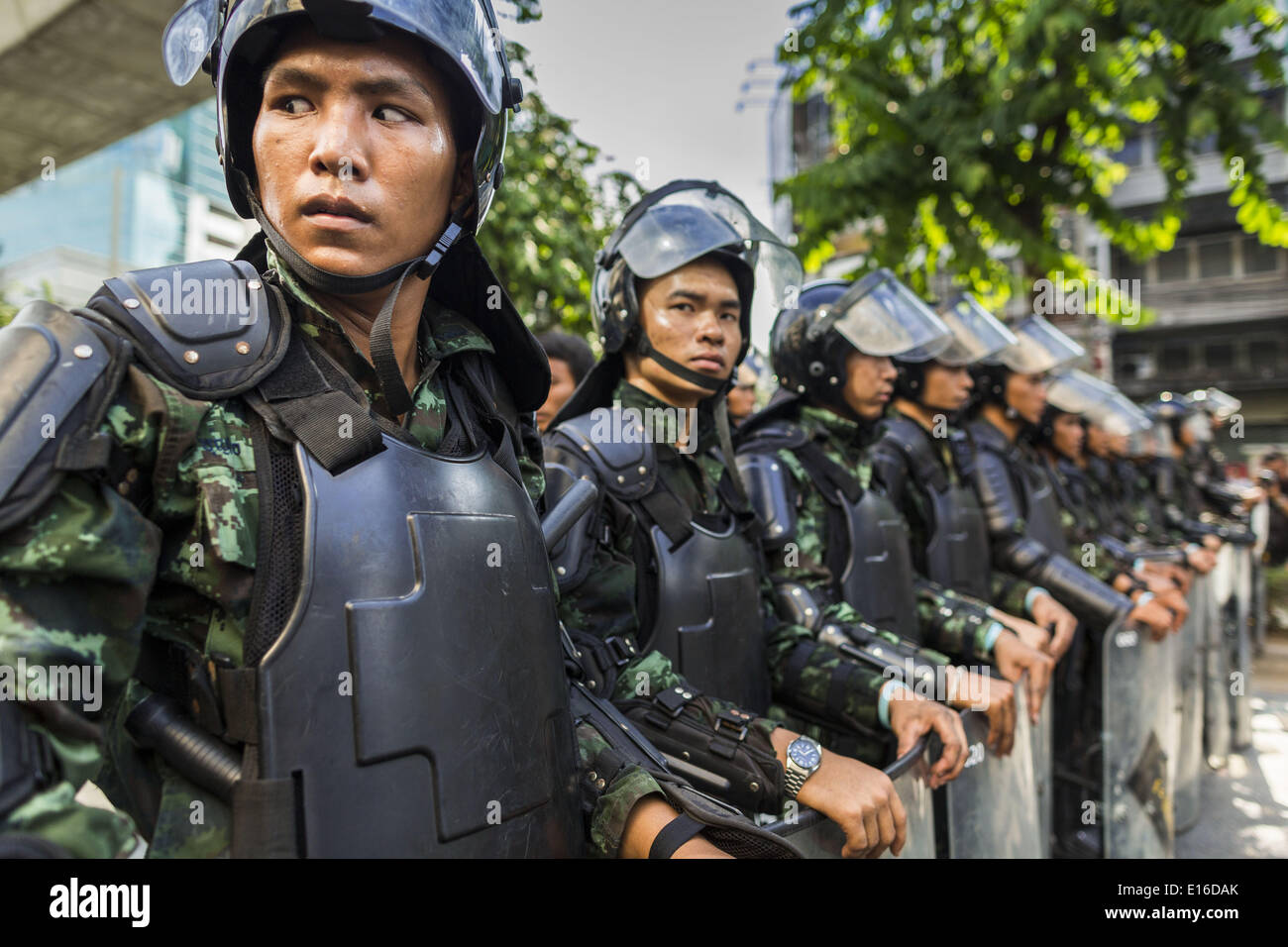 Bangkok, Thailand. 24th May, 2014. Thai riot police form a blocking ...