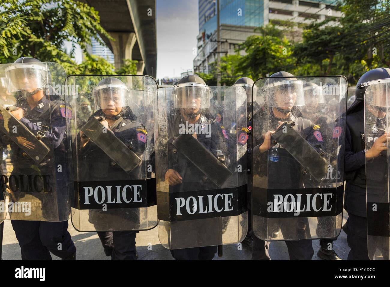 Bangkok, Thailand. 24th May, 2014. Thai riot police form a blocking ...