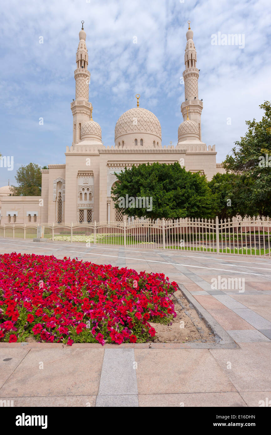 Jumeirah Mosque, a magnificent example of Modern Islamic architecture ...