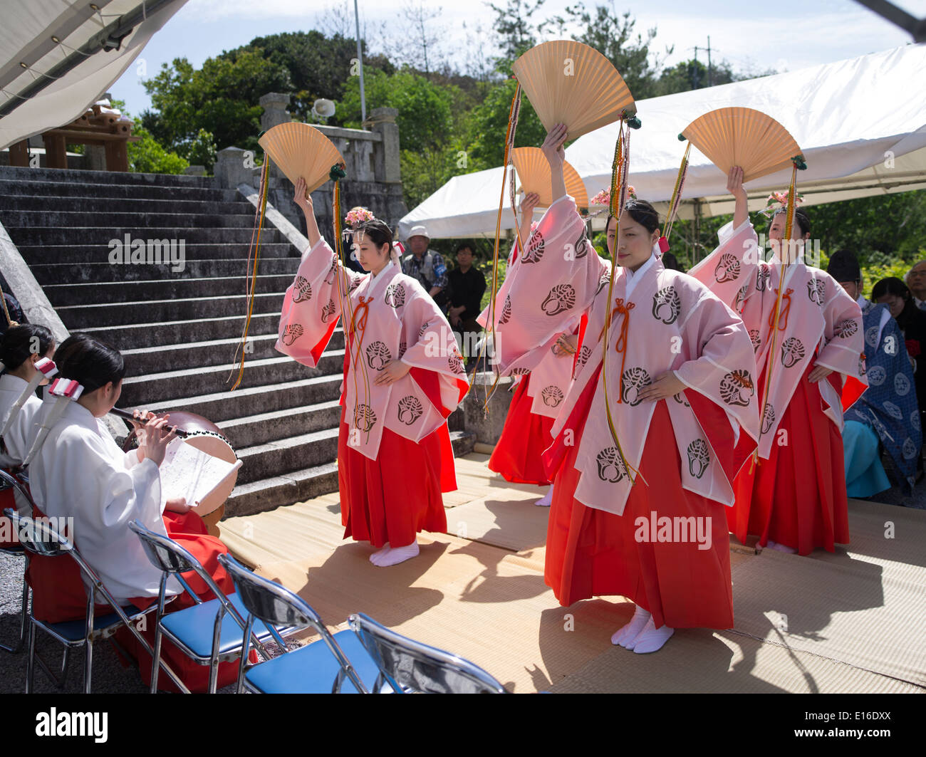 Shinto Miko High Resolution Stock Photography and Images - Alamy