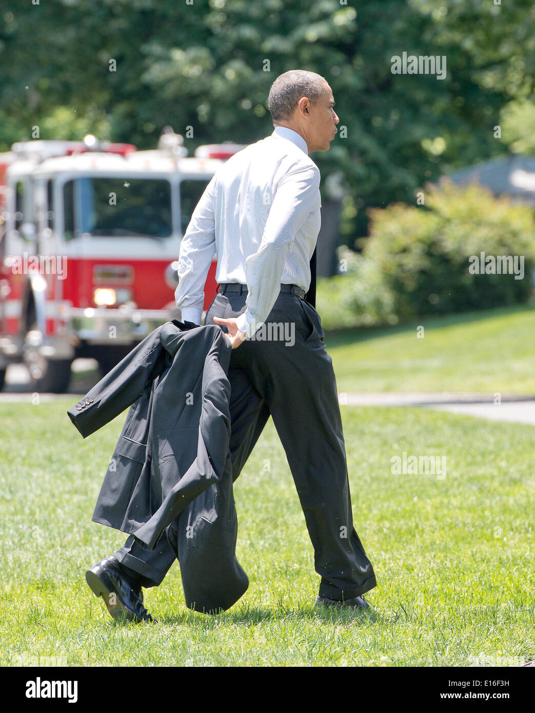 Obama walking across south lawn hi-res stock photography and images - Alamy
