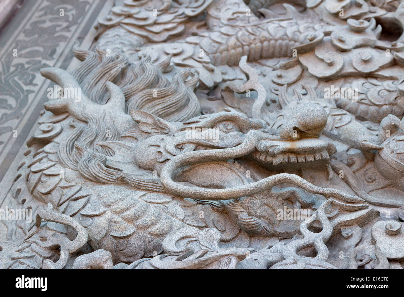 Stone dragon horizontal hi-res stock photography and images - Alamy