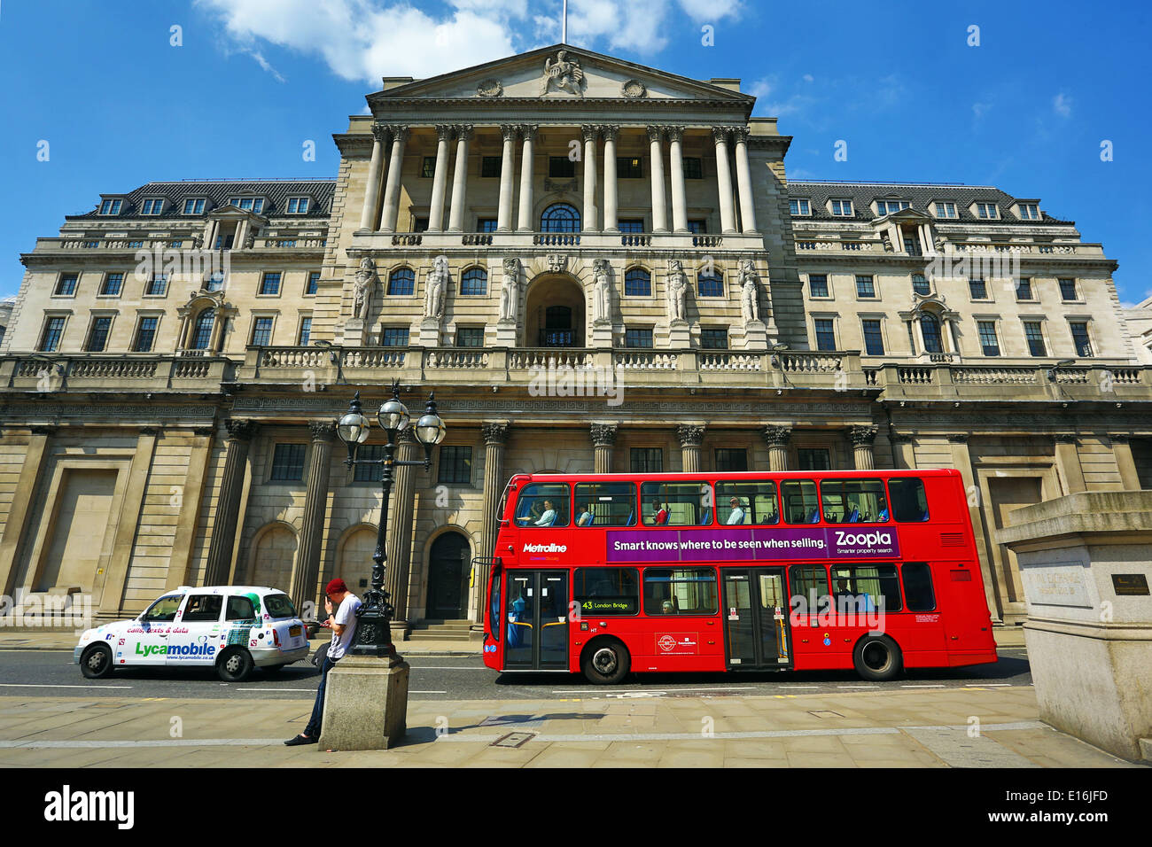 The Bank of England in the City on Threadneedle Street, London, England ...