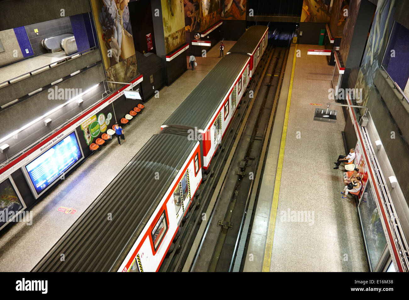 Underground metro subway system station hi-res stock photography and ...