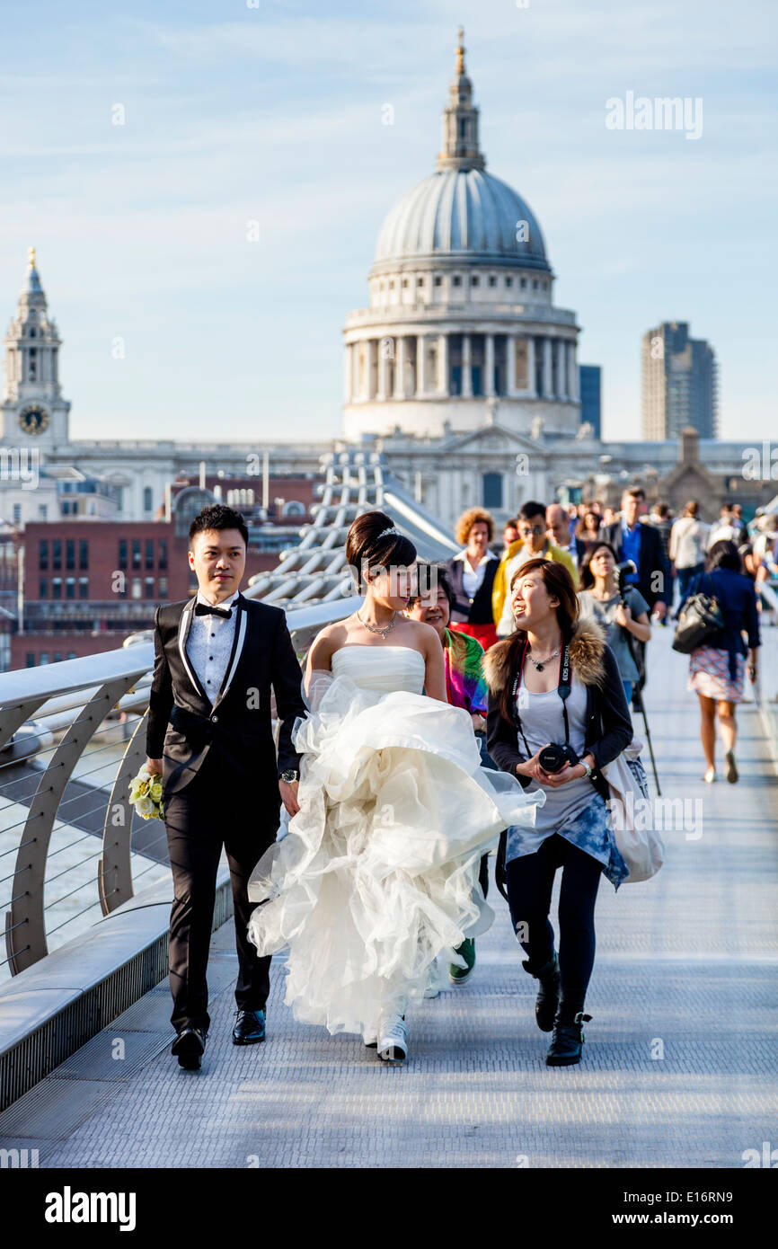 Bridge couple hi-res stock photography and images - Alamy