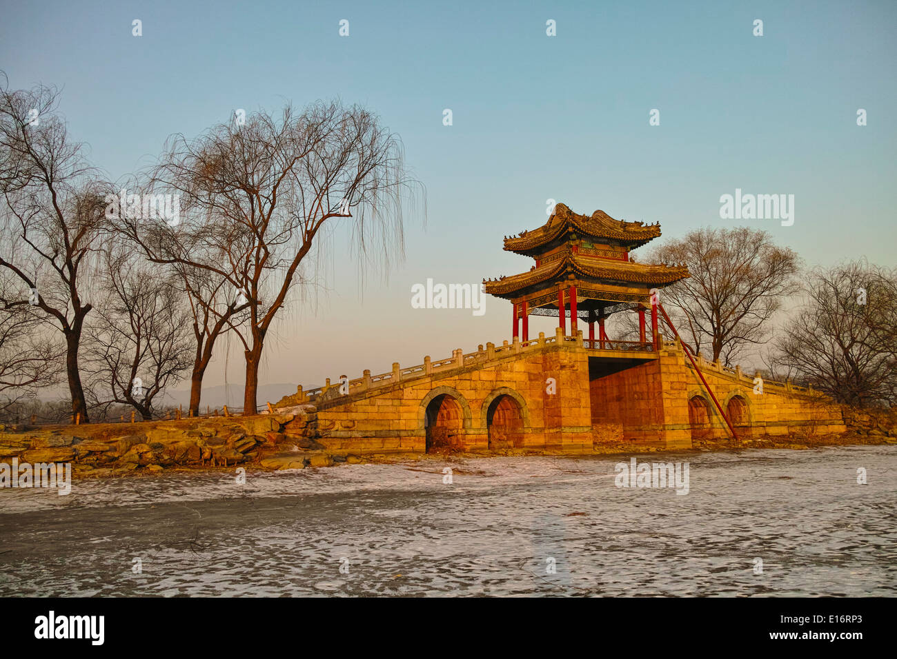 Willow bridge hi-res stock photography and images - Alamy