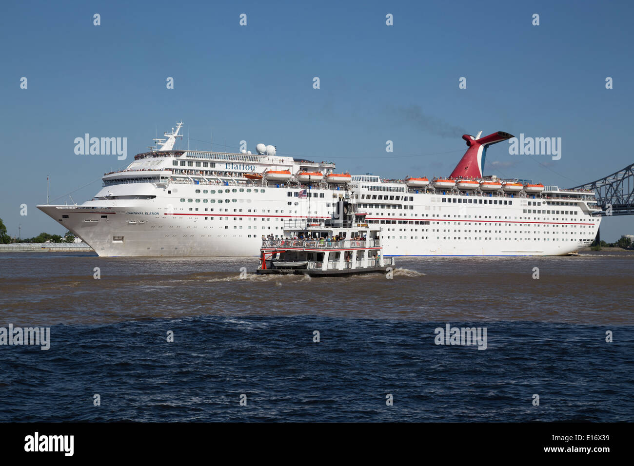 Cruise Ship going down the Mississippi river Stock Photo - Alamy