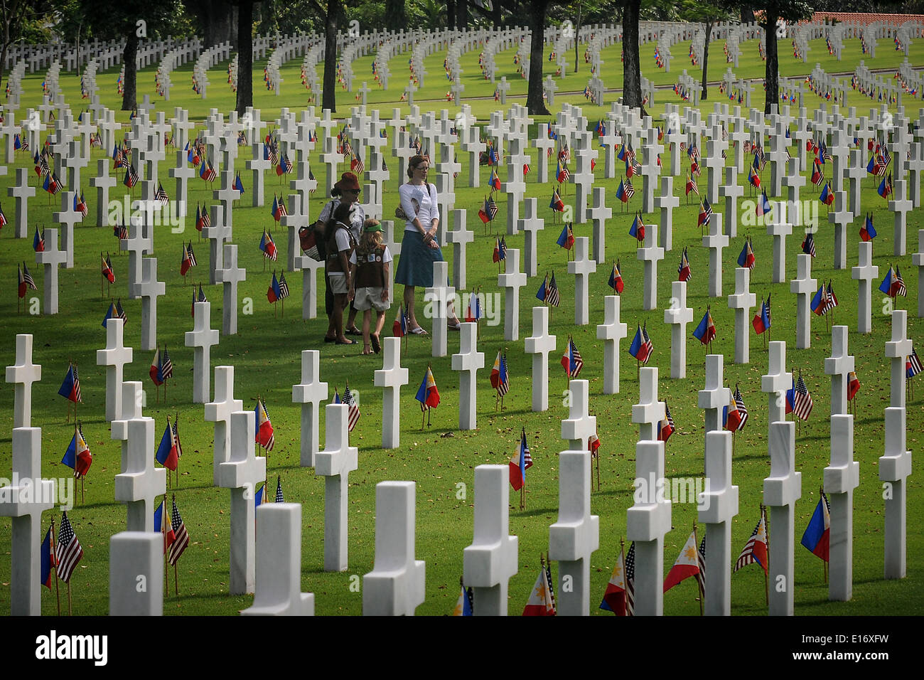 Taguig, Philippines. 25th May, 2014. Visitors look at graves of ...
