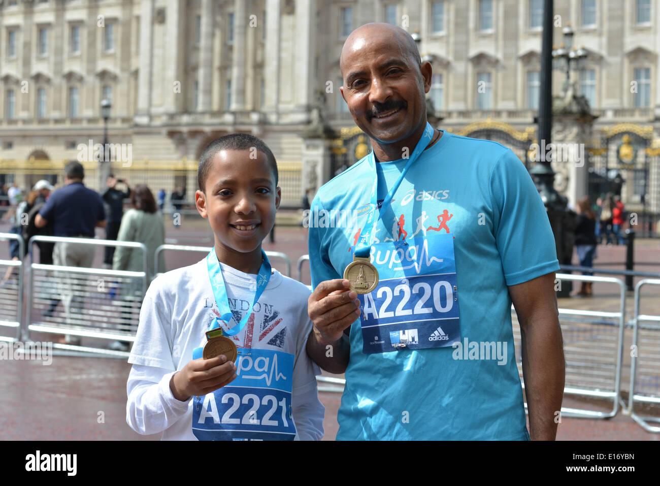 Chris young poses hi-res stock photography and images - Alamy