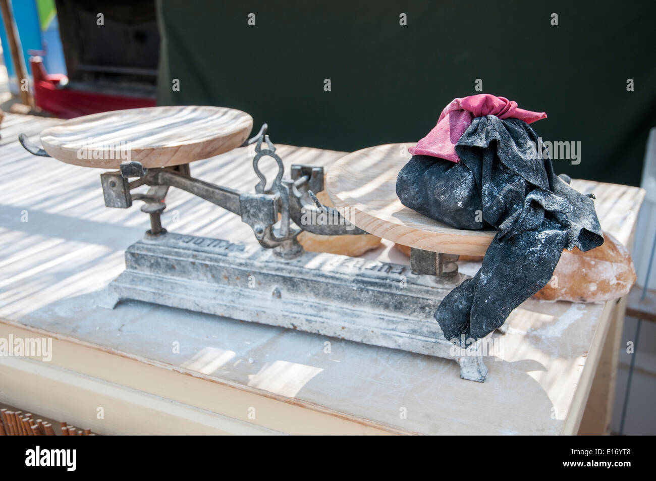 weight scale to weigh objects Stock Photo - Alamy