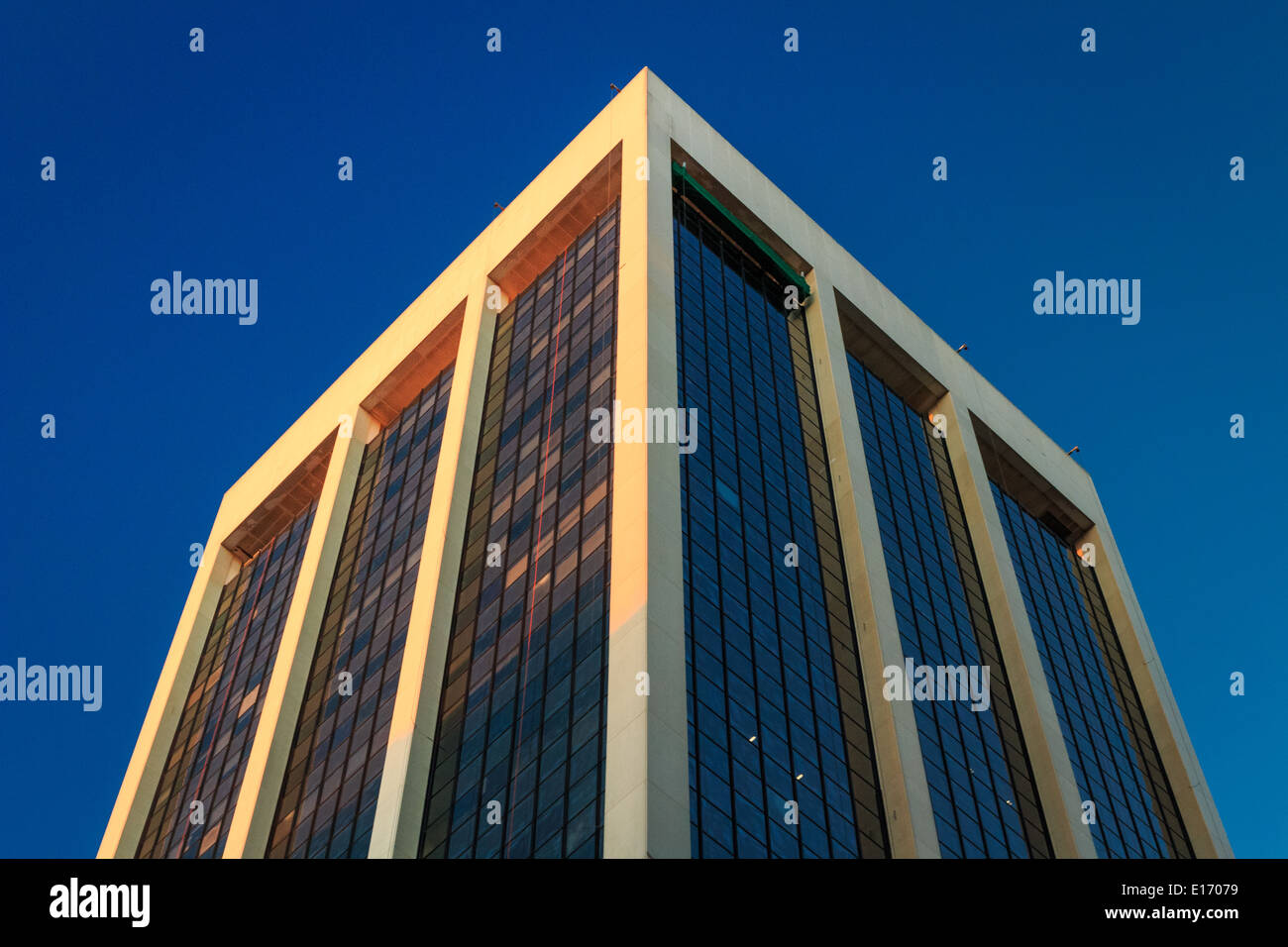 Sun shining off glass building hi-res stock photography and images - Alamy