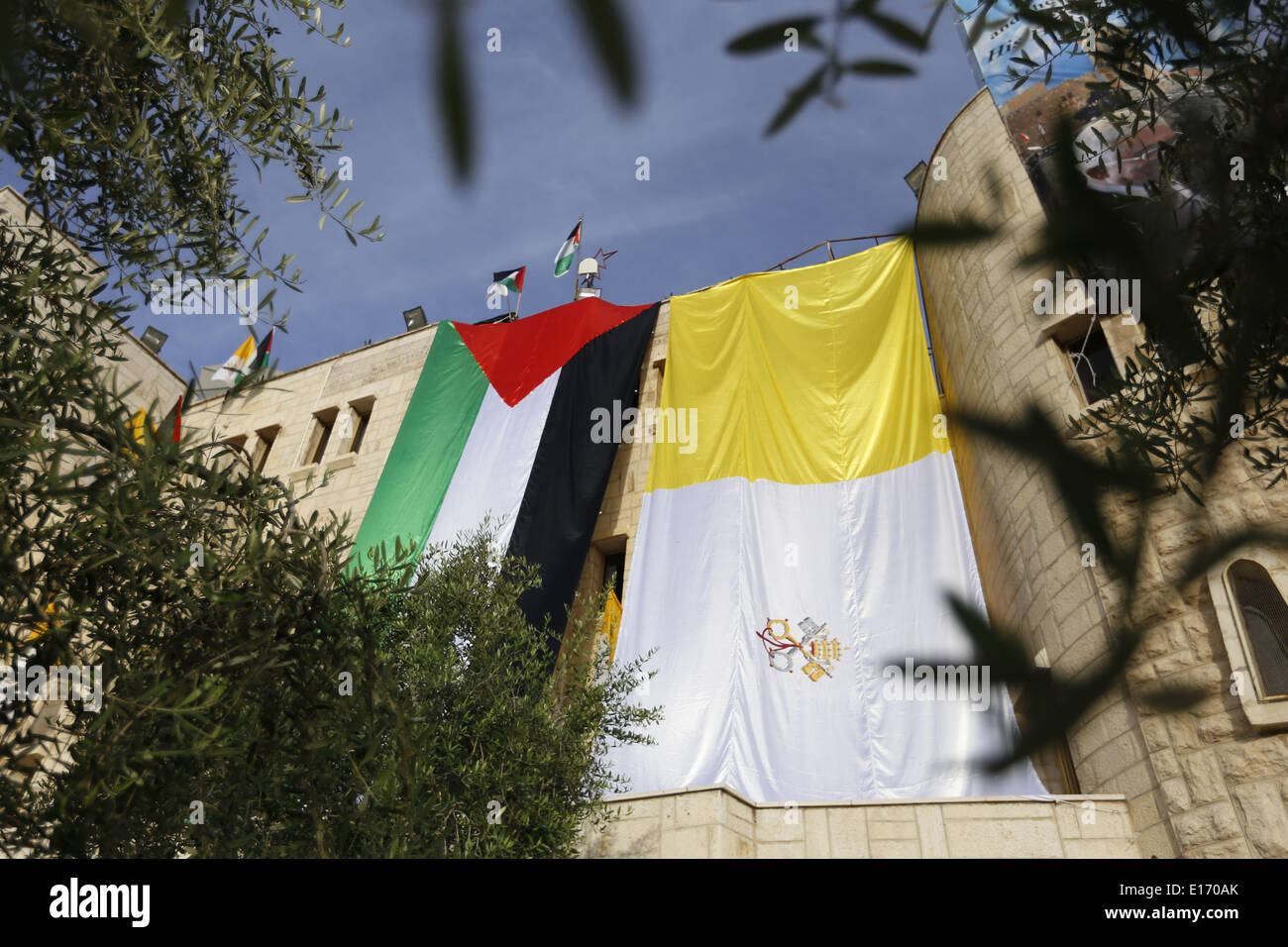 Bethlehem, West Bank. 25th May, 2014. The Palestinian and Vatican flag ...