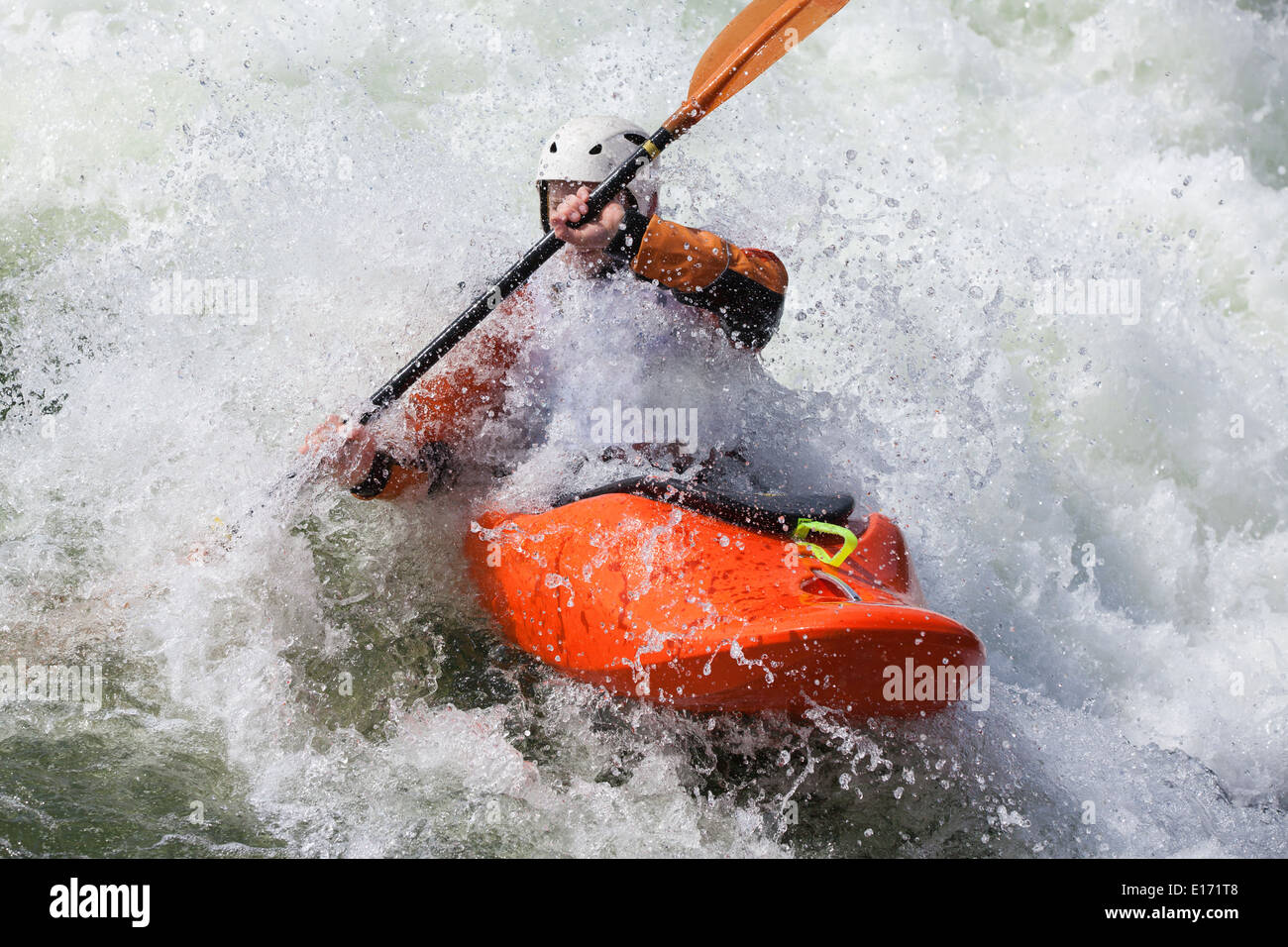 Freestyle whitewater rodeo kayaker hi-res stock photography and images ...