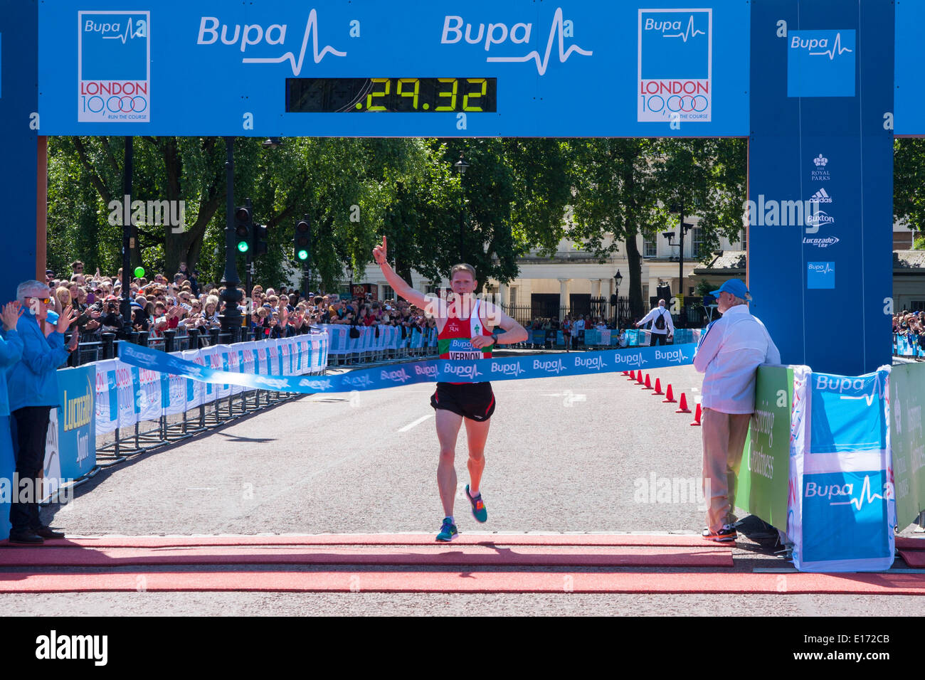 Competitors running bupa london 000 10 hi-res stock photography and ...