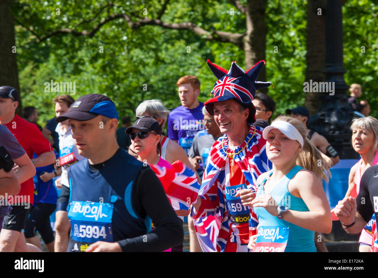 Competitors running bupa london 000 10 hi-res stock photography and ...