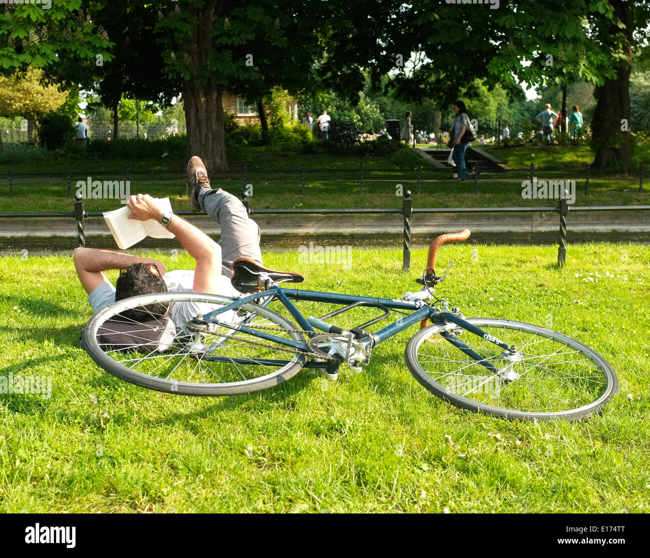 Open air book reading hi-res stock photography and images - Alamy