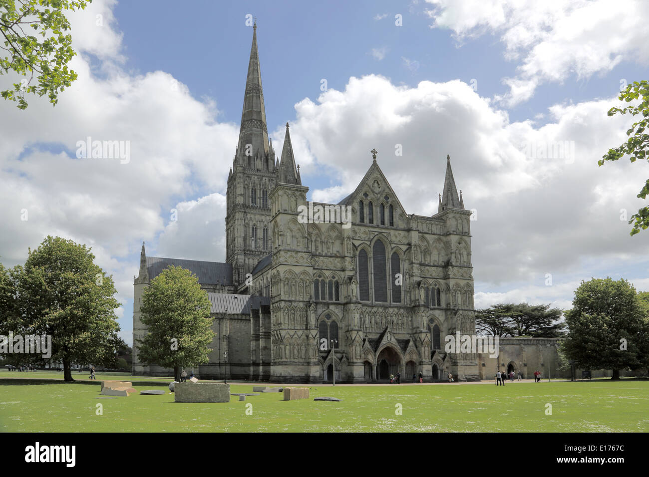 external view of salisbury cathedral Stock Photo - Alamy