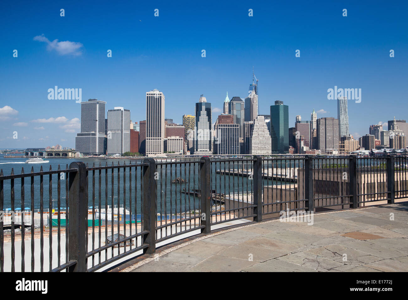 Manhattan skyline from promenade on Brooklyn side - New York, NYC Stock ...