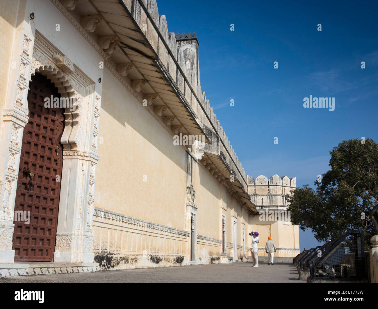 India, Rajasthan, Rajsamand, Kumbhalgarh Fort, visitors on Bada Mahal ...