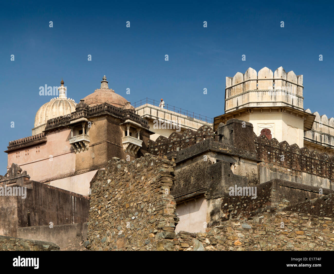 India, Rajasthan, Rajsamand, Kumbhalgarh Fort, visitor on roof of Bada ...