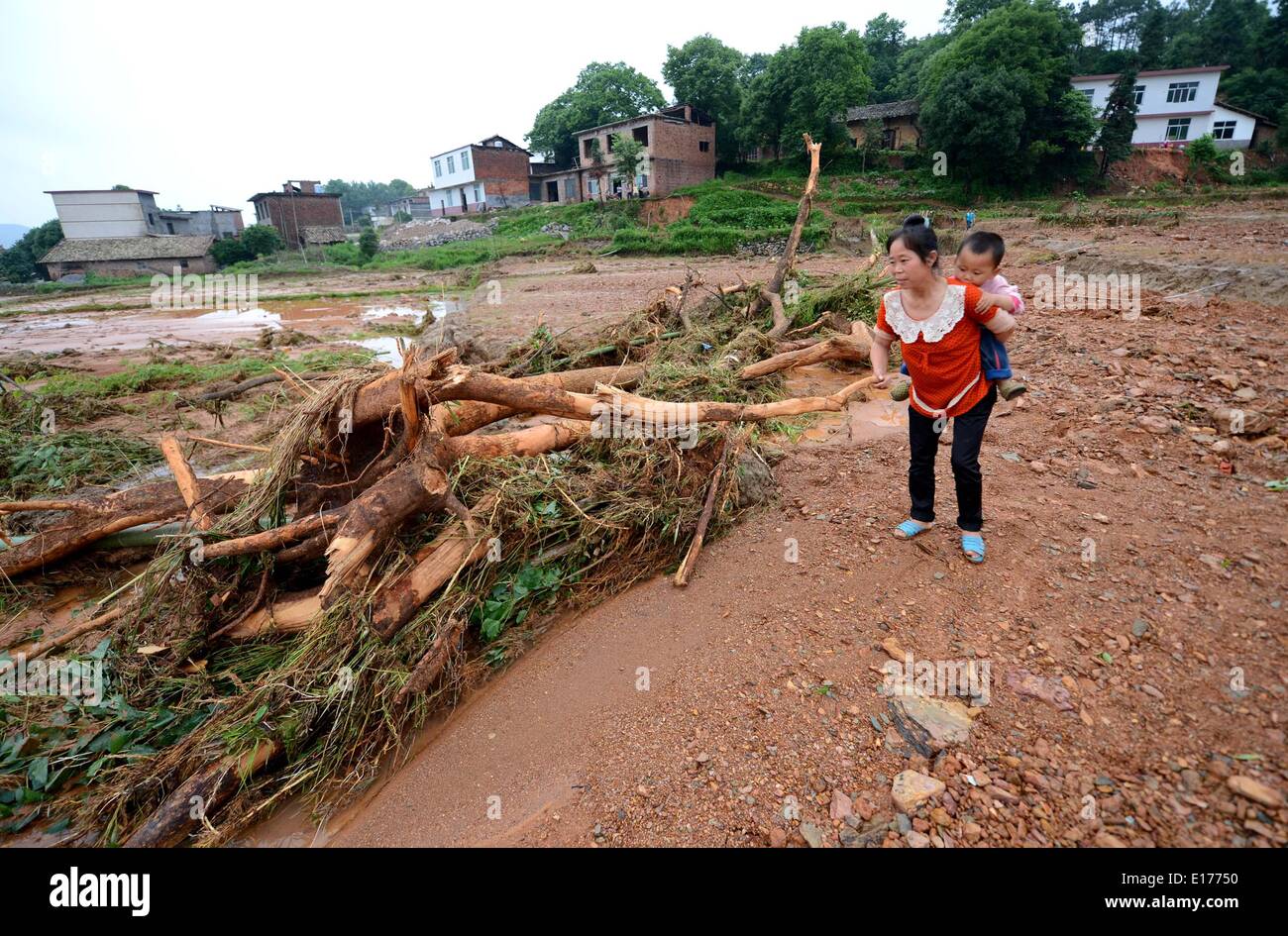(140525) --NANCHANG, May 25, 2014 (Xinhua) -- A villager walks on the ...