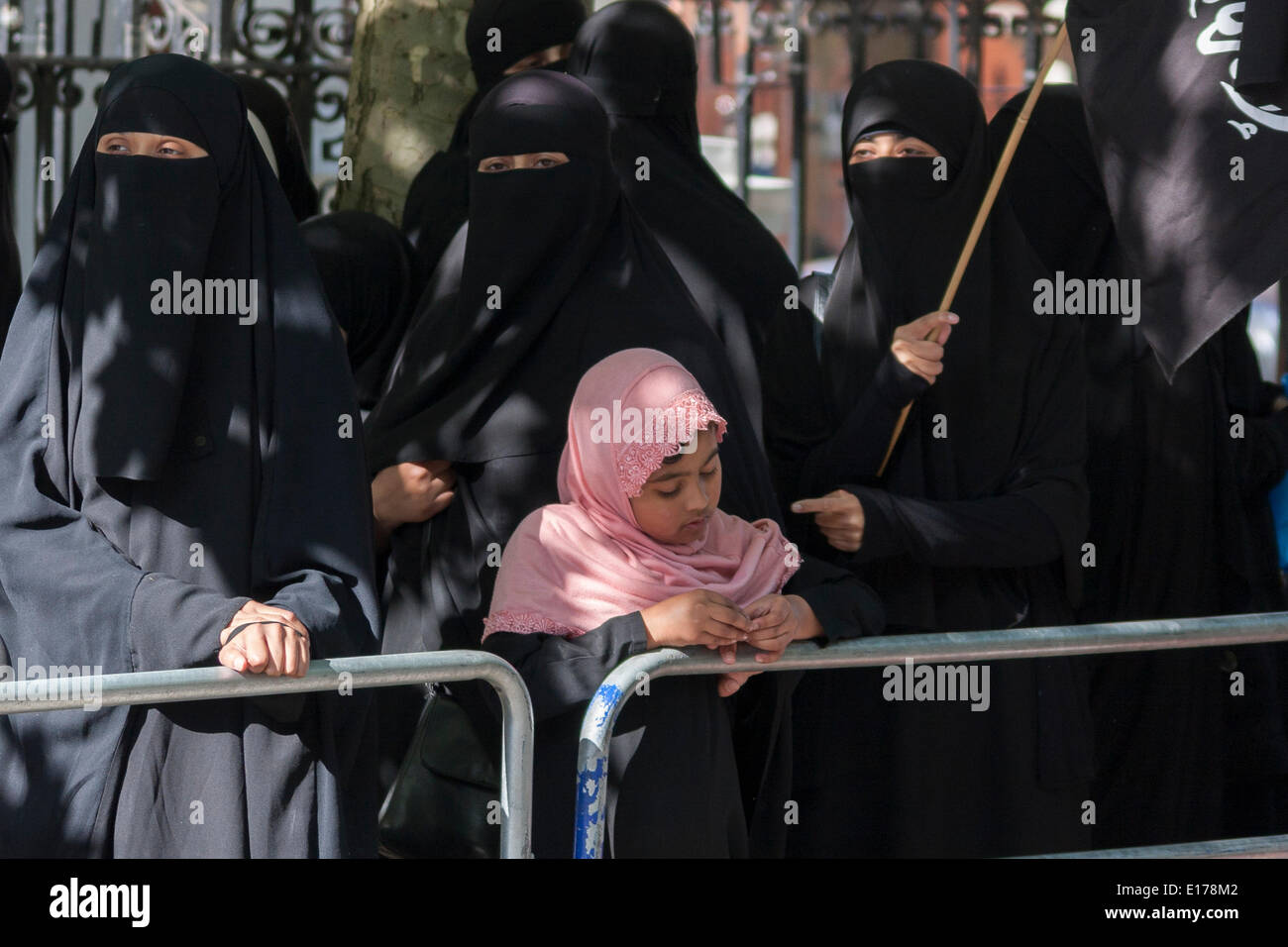 London, UK. May 25th 2014. Radical Islamists protest at the Lebanese ...