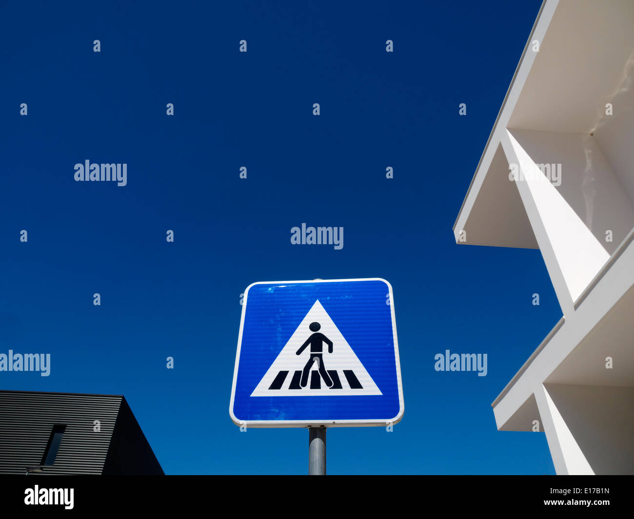European pedestrian crossing roadsign hi-res stock photography and ...