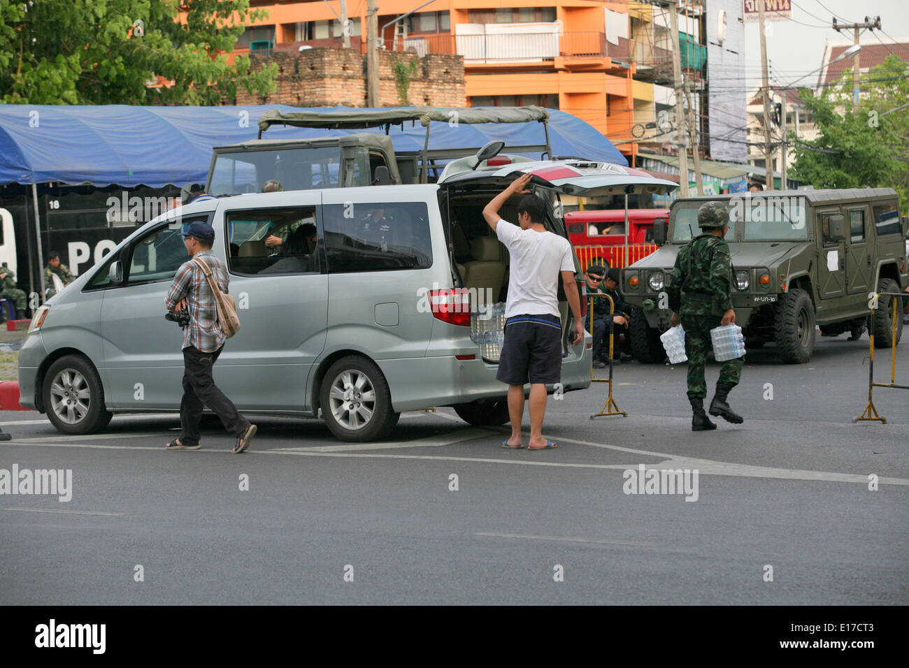 Civilians military water hi-res stock photography and images - Alamy