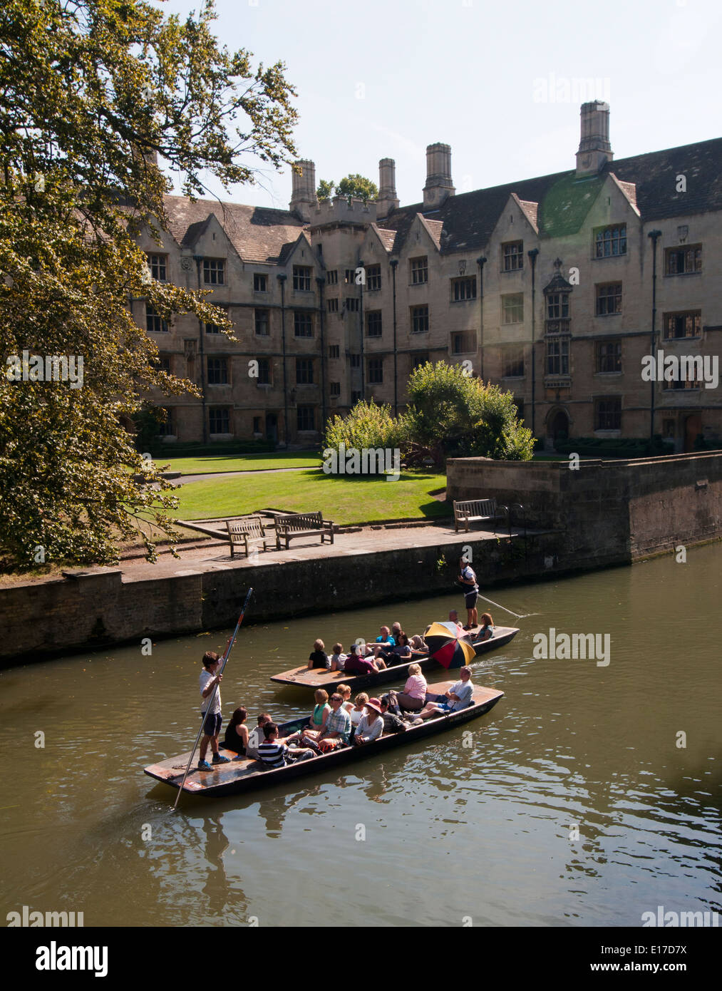 Punting down the river hi-res stock photography and images - Alamy