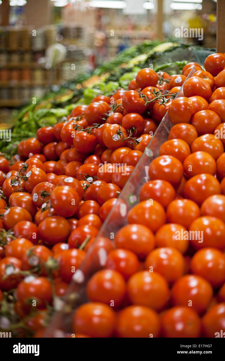 Shop display of tomatoes hi-res stock photography and images - Alamy