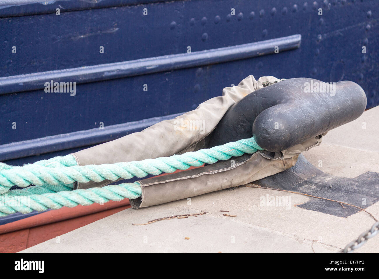 Rope tied to quay hi-res stock photography and images - Alamy