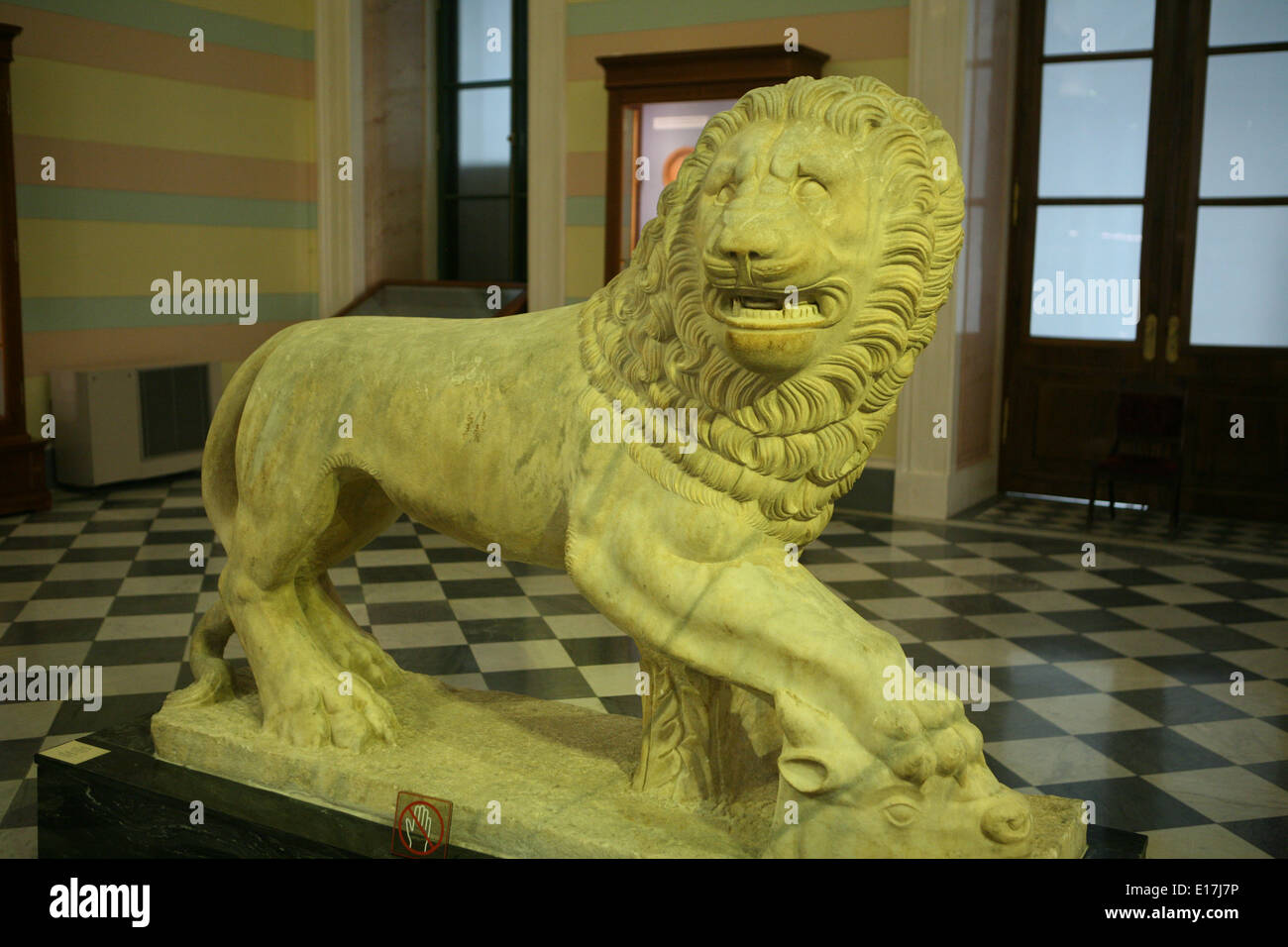 Crouching statue hi-res stock photography and images - Alamy