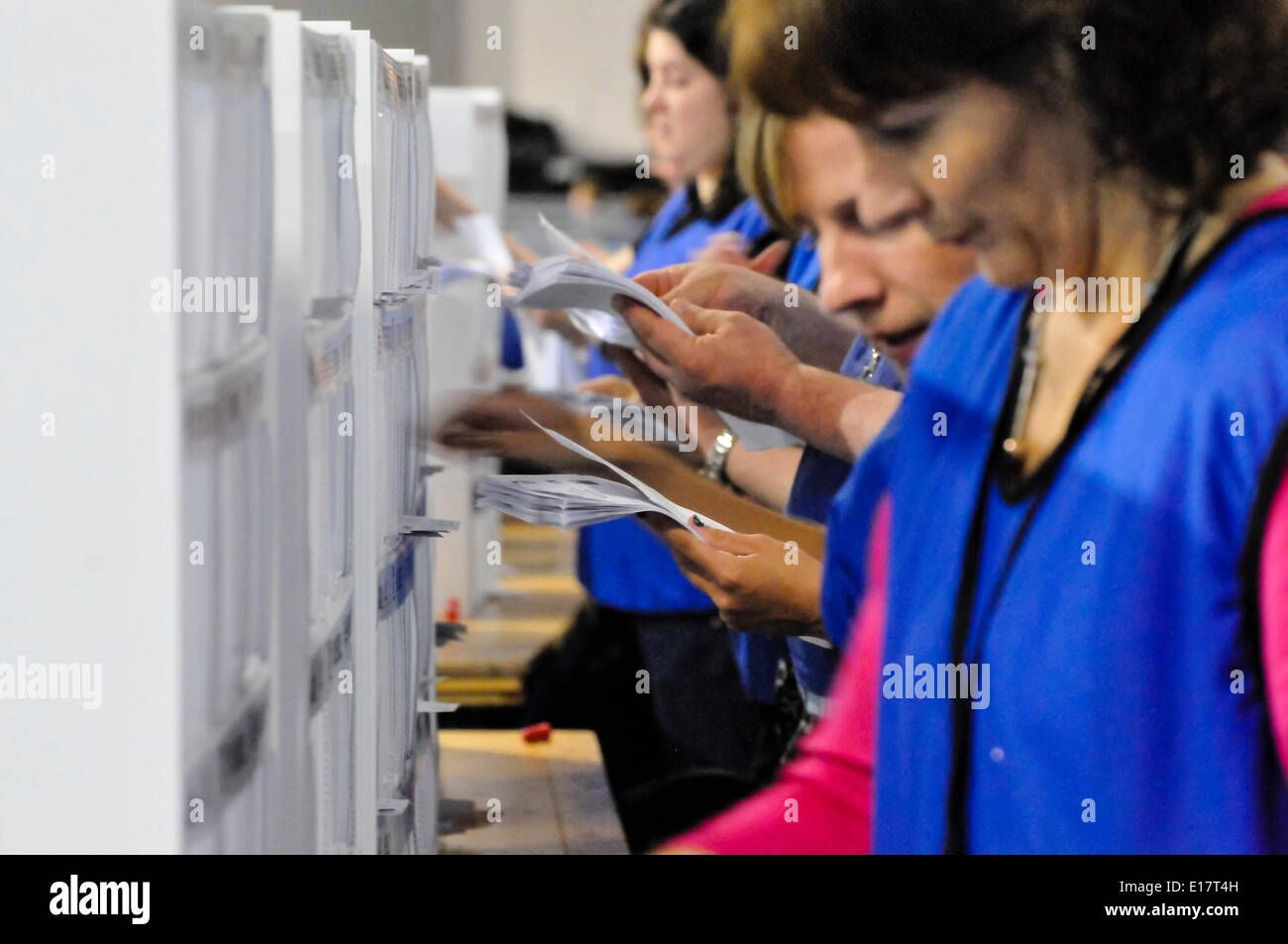 Counting ballot papers ireland hi-res stock photography and images - Alamy