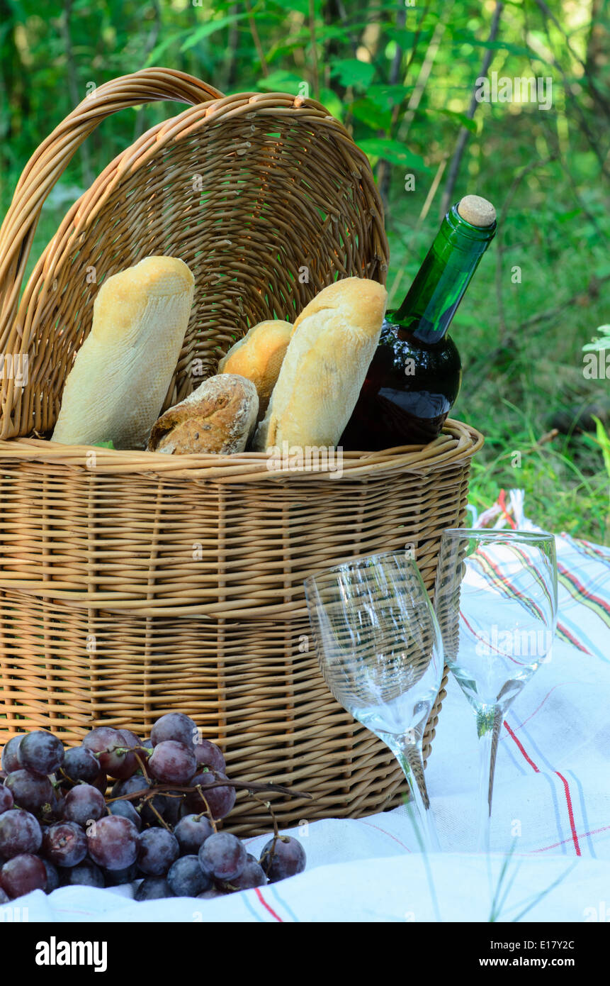 Picnic basket fresh fruit bread hi-res stock photography and images - Alamy