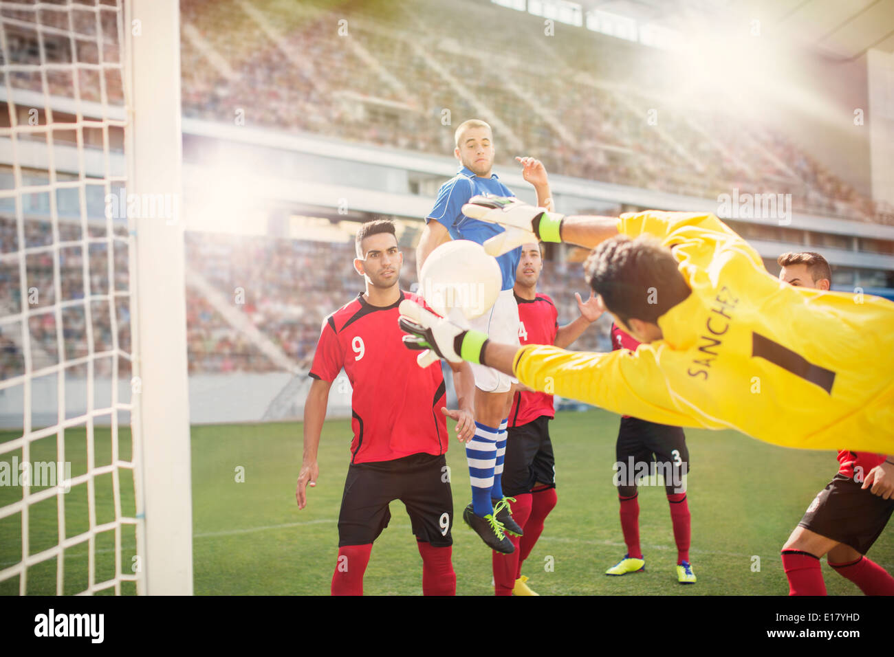 Diving header goal hi-res stock photography and images - Alamy