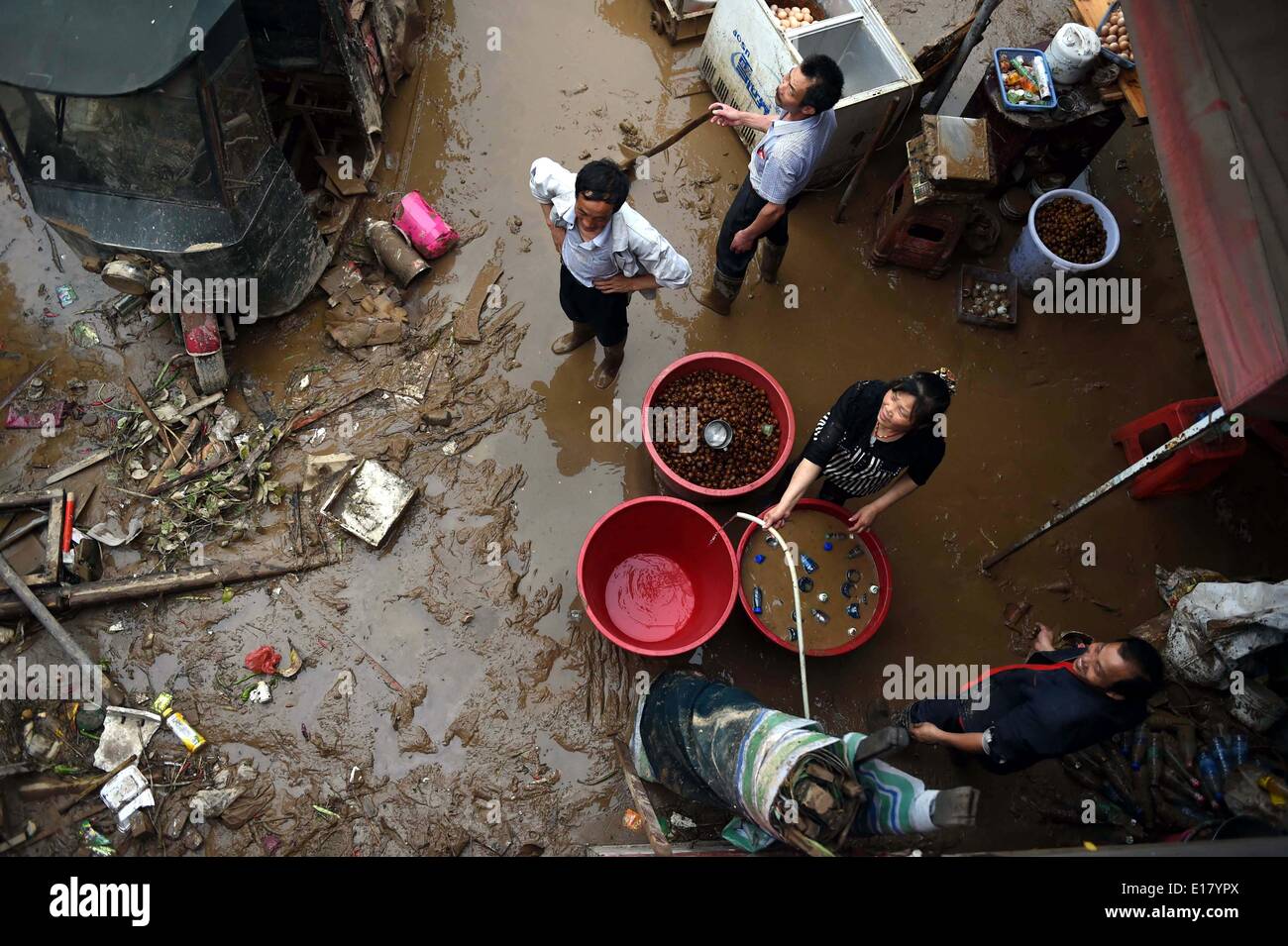 Changsha, China's Hunan Province. 26th May, 2014. A flood withdraws ...