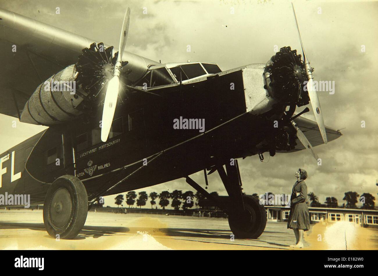 Long range twin engine aircraft hi-res stock photography and images - Alamy