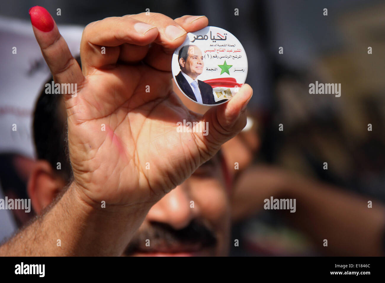 Cairo, Egypt. 26th May, 2014. An Egyptian man displays his ink-stained ...