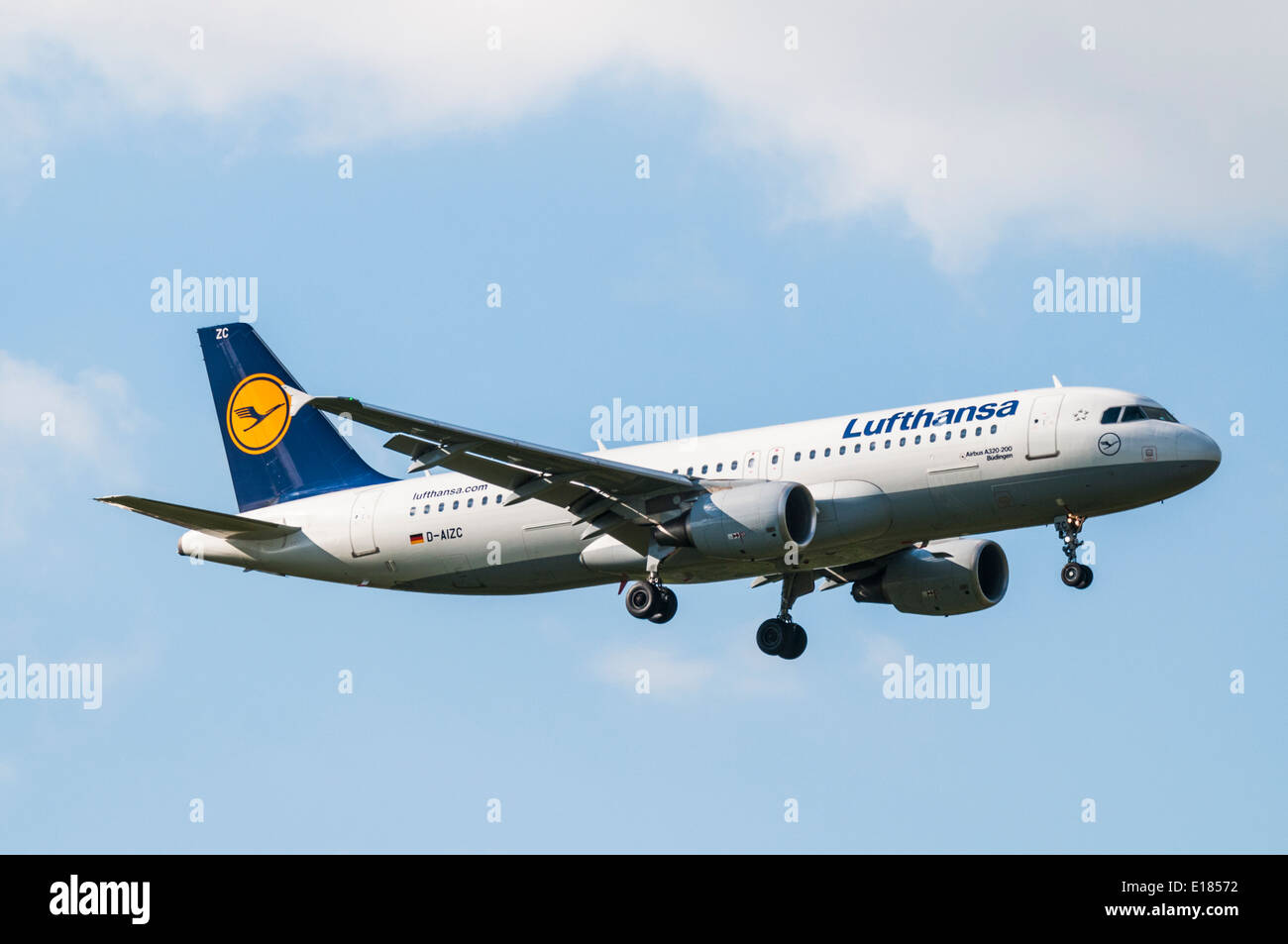 Side view of a Lufthansa Airbus A320 aircraft on approach to land at ...