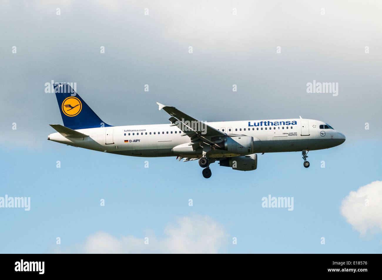 Side view of a Lufthansa Airbus A320 aircraft on approach to land at ...