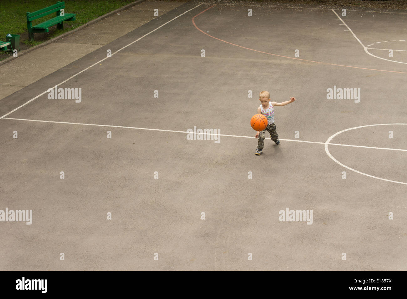 Child bouncing basketball hi-res stock photography and images - Alamy