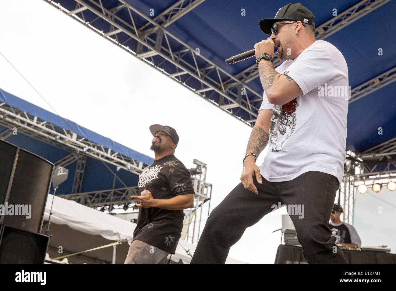 Shakopee, Minnesota, USA. 25th May, 2014. Rappers SEN DOG (L) and B ...