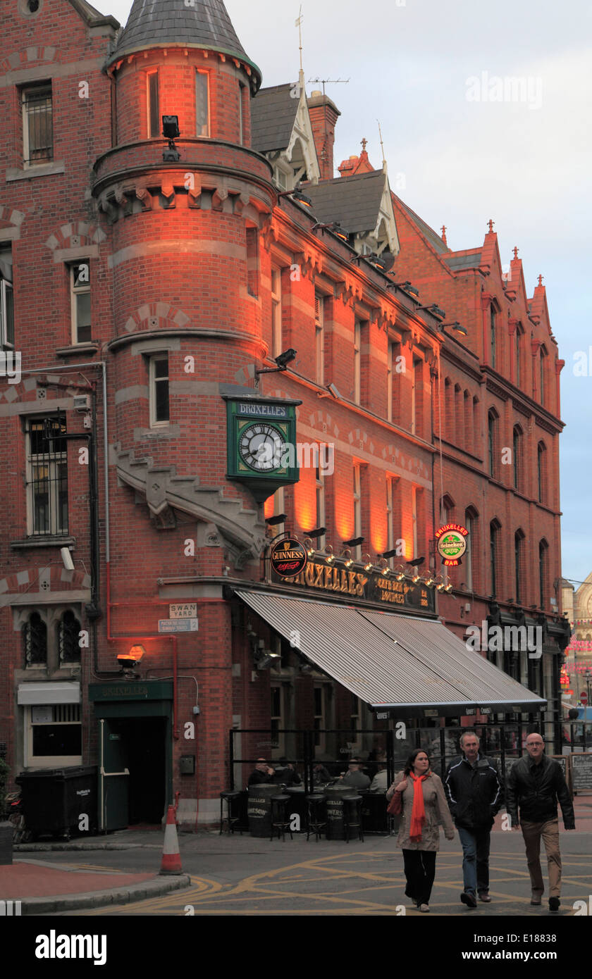 Ireland, Dublin, Bruxelles cafe bar, street scene, nightlife Stock ...
